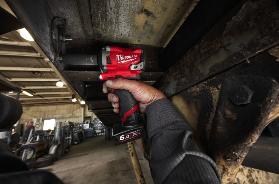 MILWAUKEE M12 FUEL SUB COMPACT 1/2 INCH IMPACT WRENCH KIT - M12FIWF12-622X