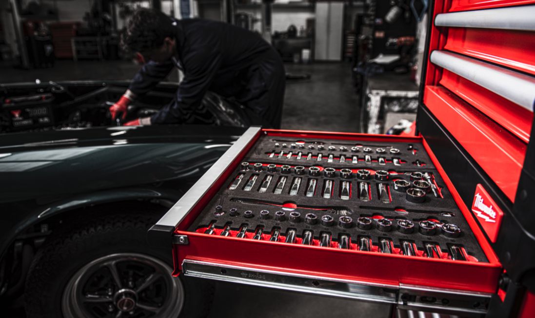 MILWAUKEE 3/8 RATCHET AND SOCKET SET WITH FOAM INSERT - 32 PC SET